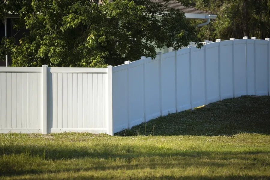 Comparing Vinyl Fencing to Wood and Metal Alternatives - All Day ...